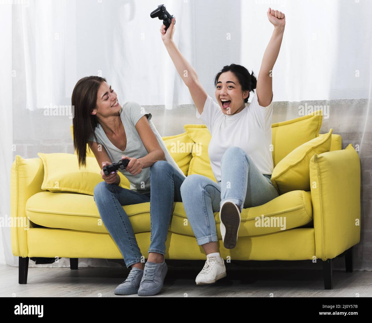 Kids playing video games hi-res stock photography and images - Alamy