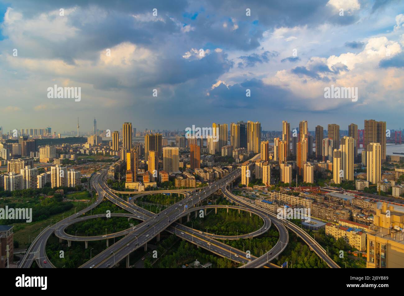 Wuhan summer city landmark skyline hi-res stock photography and images ...