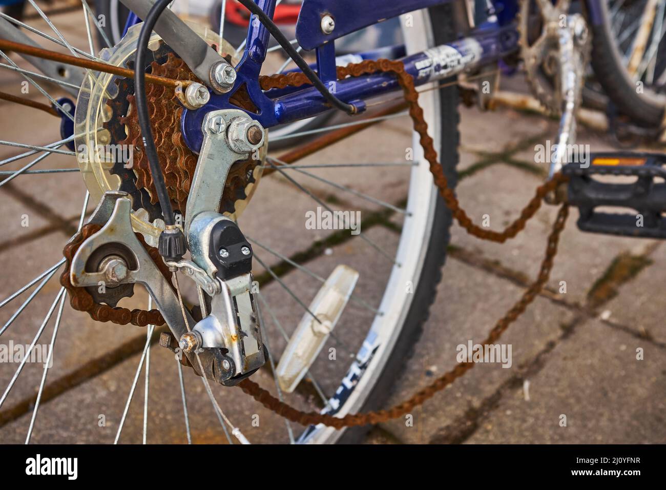 Broken bike chain race hi-res stock photography and images - Alamy