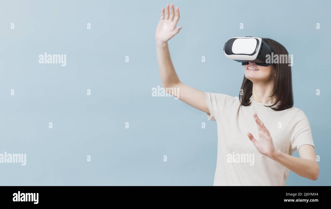 Front view woman experiencing virtual reality. High quality photo Stock ...