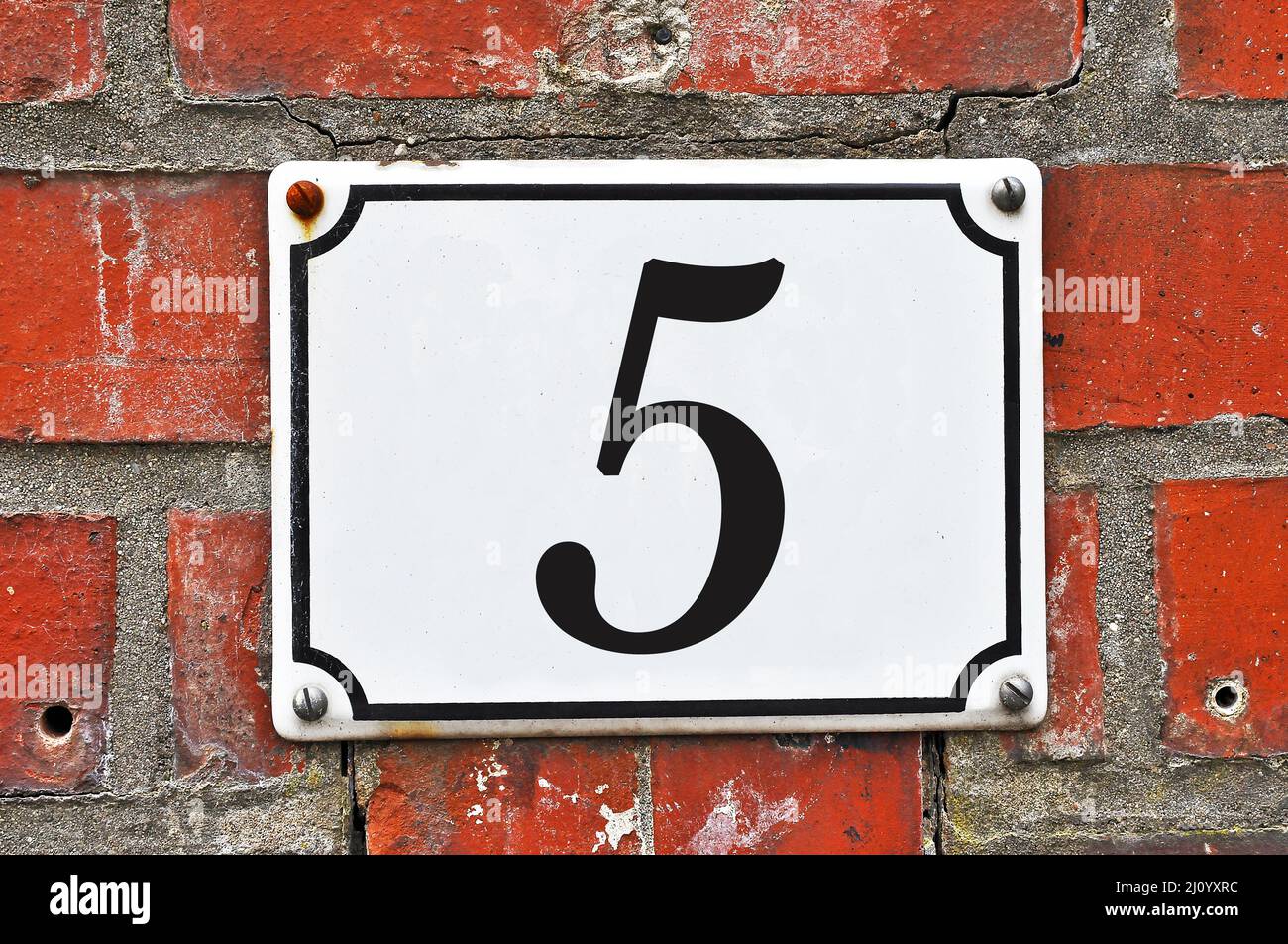 White house number plaque, showing the number five Stock Photo - Alamy