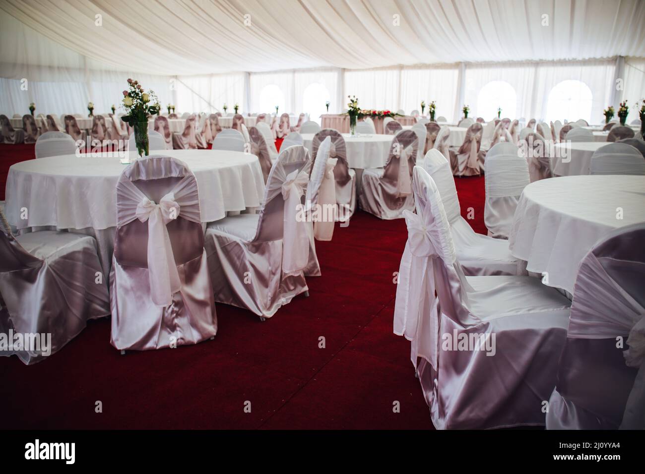 Empty wedding tables ready for an event Stock Photo - Alamy