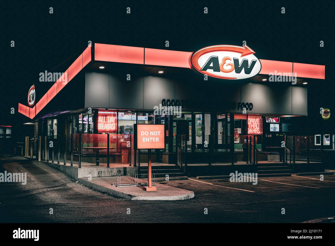 Fast food restaurant at night Stock Photo - Alamy