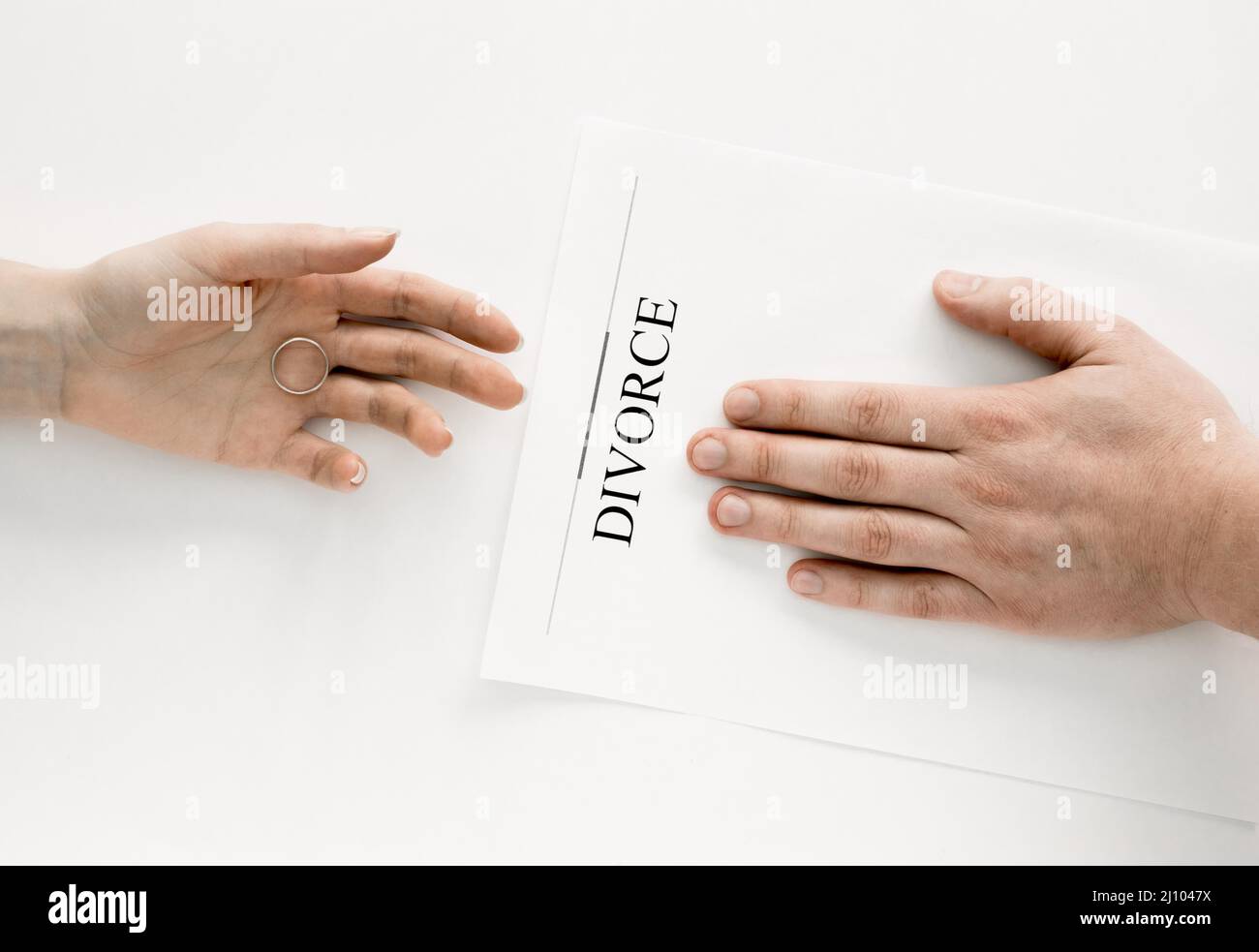 Couple divorcing agreement Stock Photo - Alamy