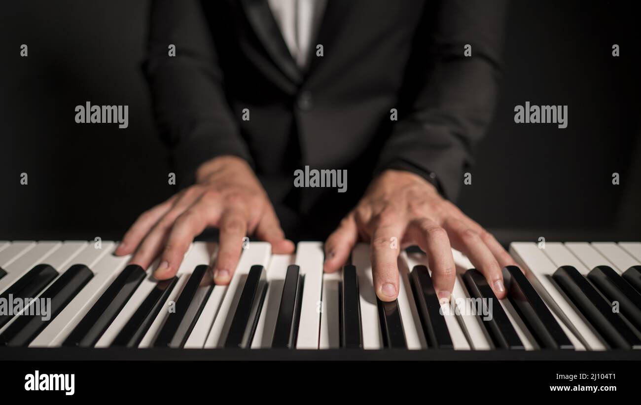 Keyboard player hi-res stock photography and images - Alamy