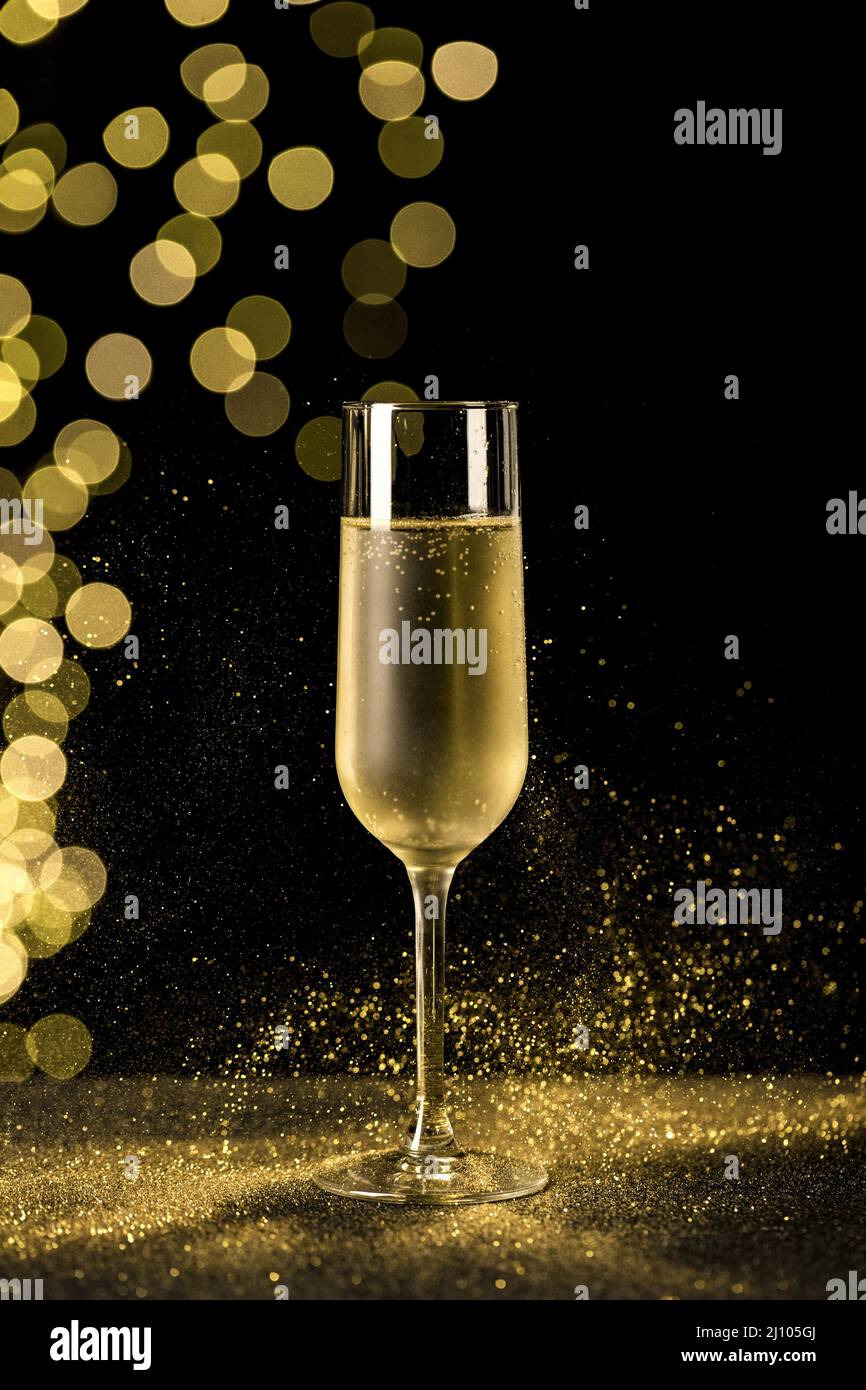 Glass champagne with glitter hi-res stock photography and images - Alamy