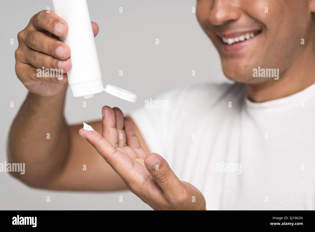 Hand pouring cream hi-res stock photography and images - Alamy