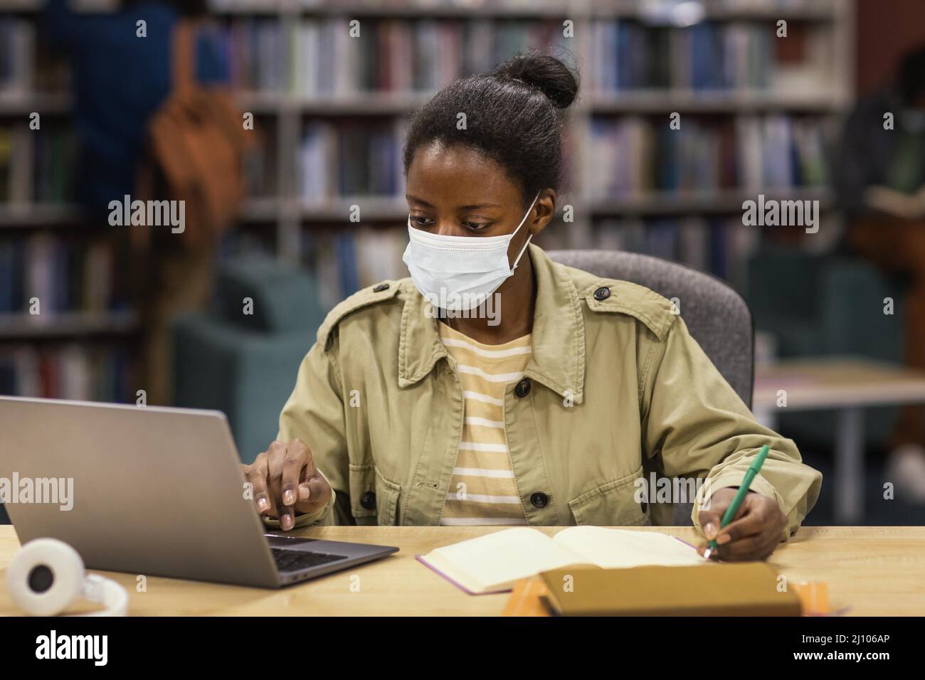 Student wearing face masks library Stock Photo - Alamy