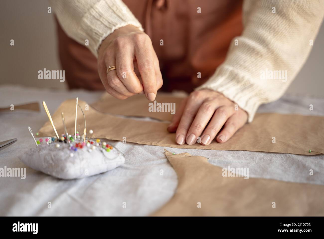Tailor needle hi-res stock photography and images - Alamy