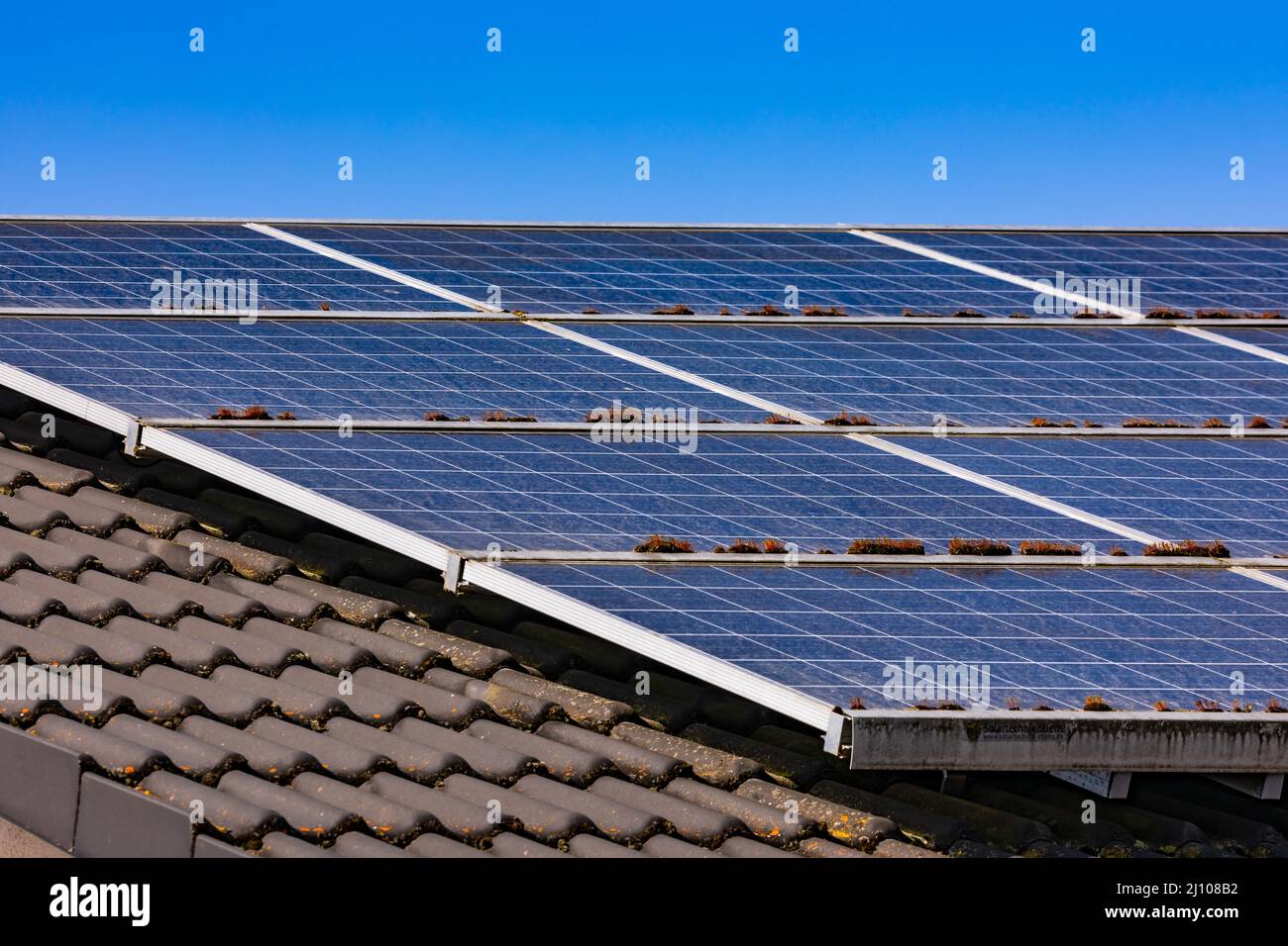 Energy-efficient solar modules of a house roof system for private power ...