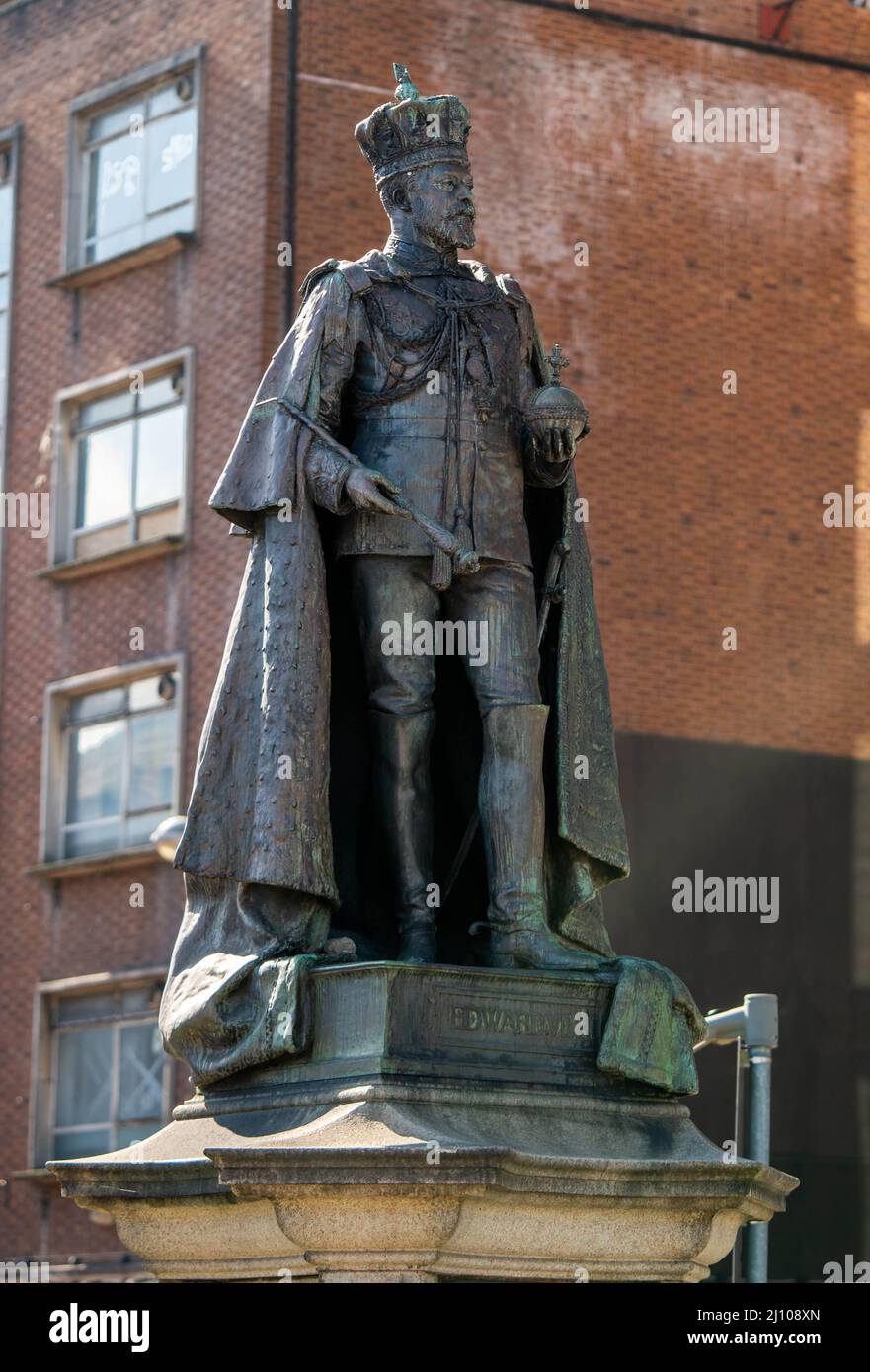 Reading Station King Edward VII Statue Stock Photo - Alamy