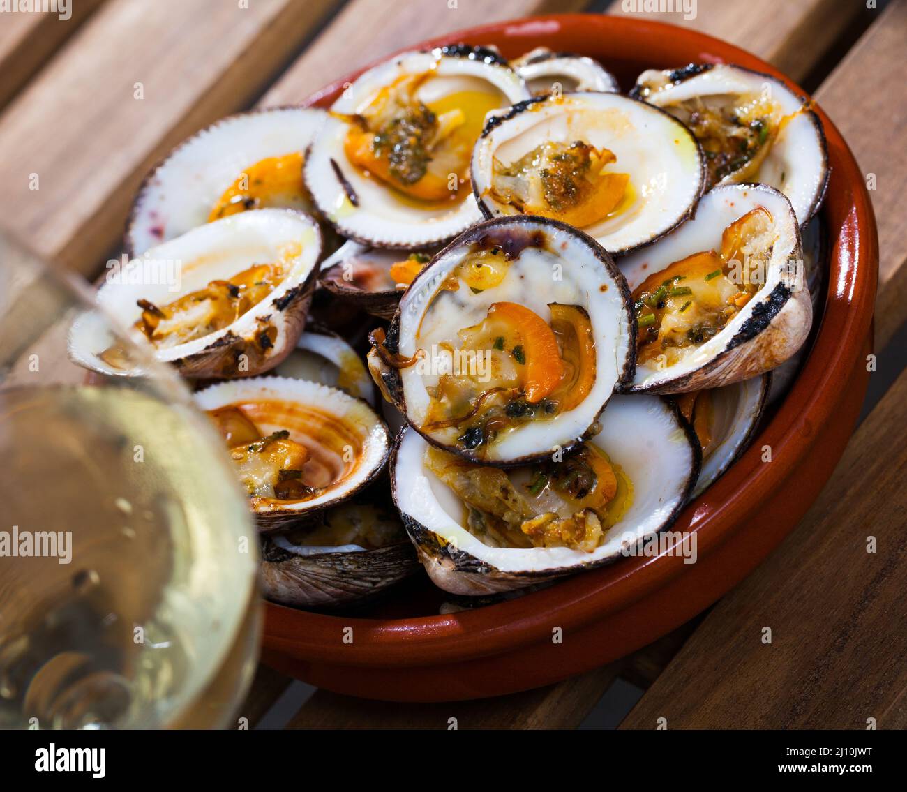 Tasty baked Dog cockles (bivalve mollusks Stock Photo - Alamy