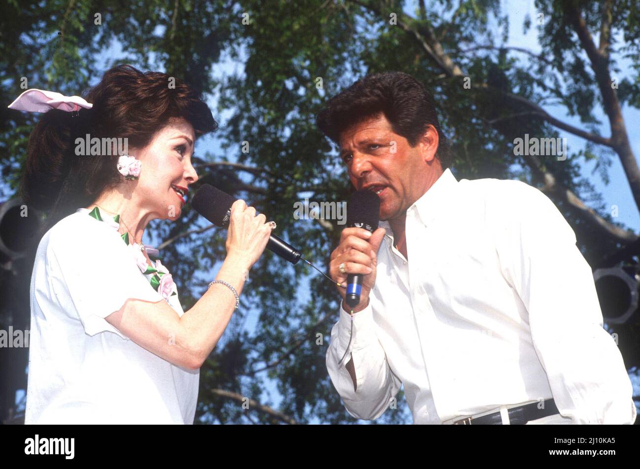 Frankie Avalon & Annette Funicello performing at Knotts Berry Farm in ...
