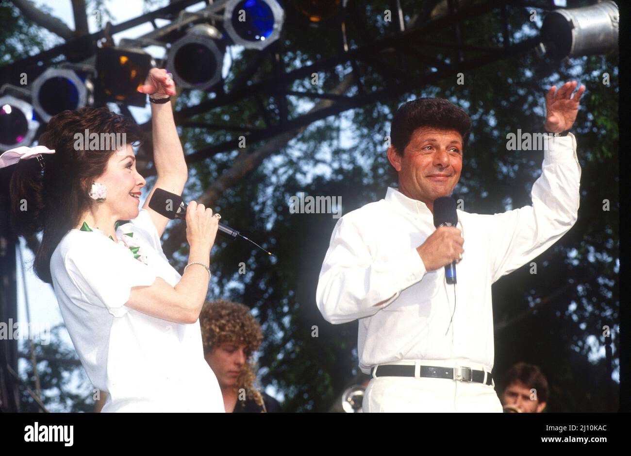 Frankie Avalon & Annette Funicello performing at Knotts Berry Farm in ...