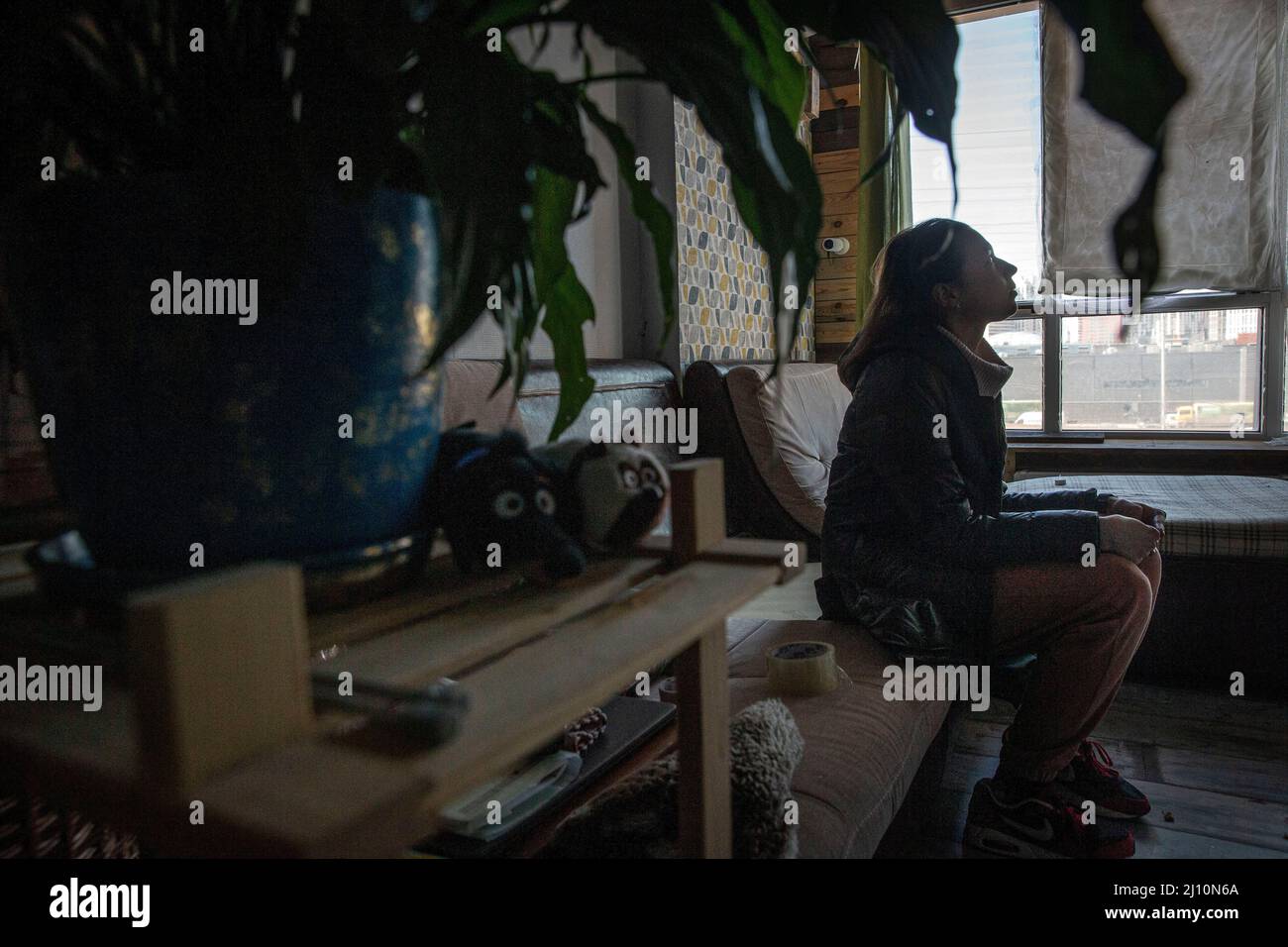Kyiv, Ukraine. 21st Mar, 2022. Anya looks across her front room after a ...