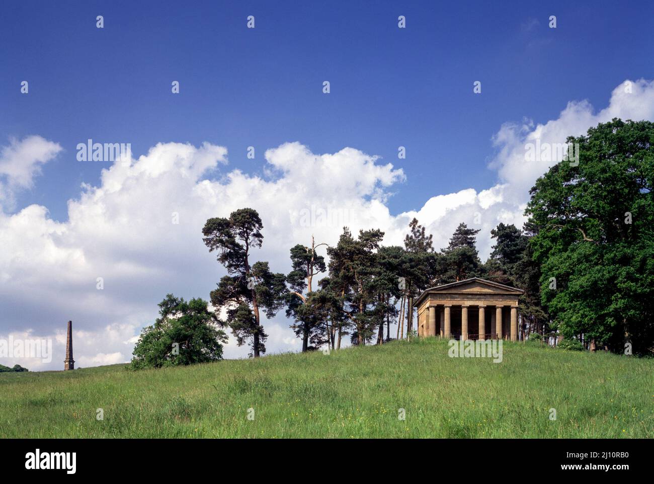 Hagley Hall, Landschaftsgarten, Temple of Theseus und Obelisk Stock ...