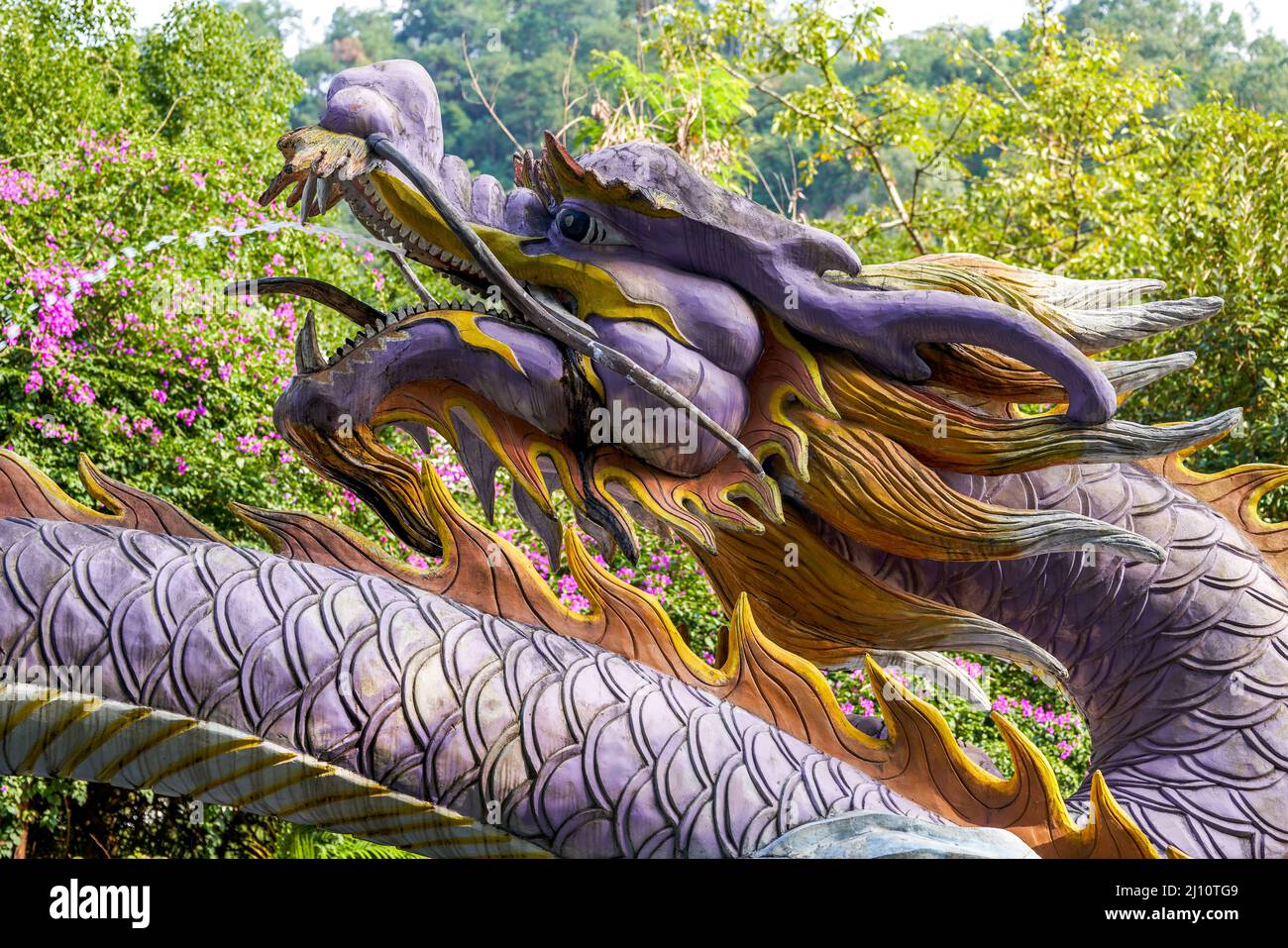 A traditional Chinese dragon sculpture Stock Photo - Alamy