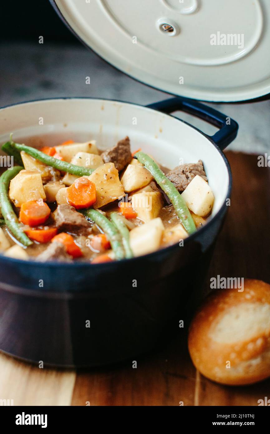 Vertical shot cooking pot hi-res stock photography and images - Alamy