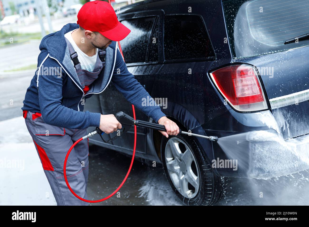 Car wash worker is washing client's car Stock Photo - Alamy