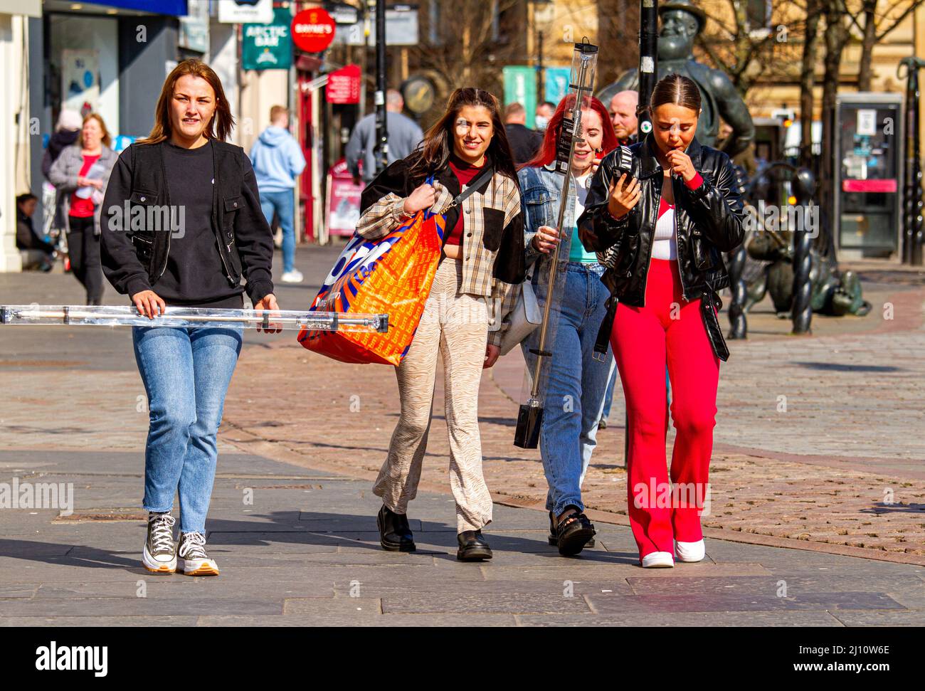 Women enjoying a day out shopping hi-res stock photography and images ...