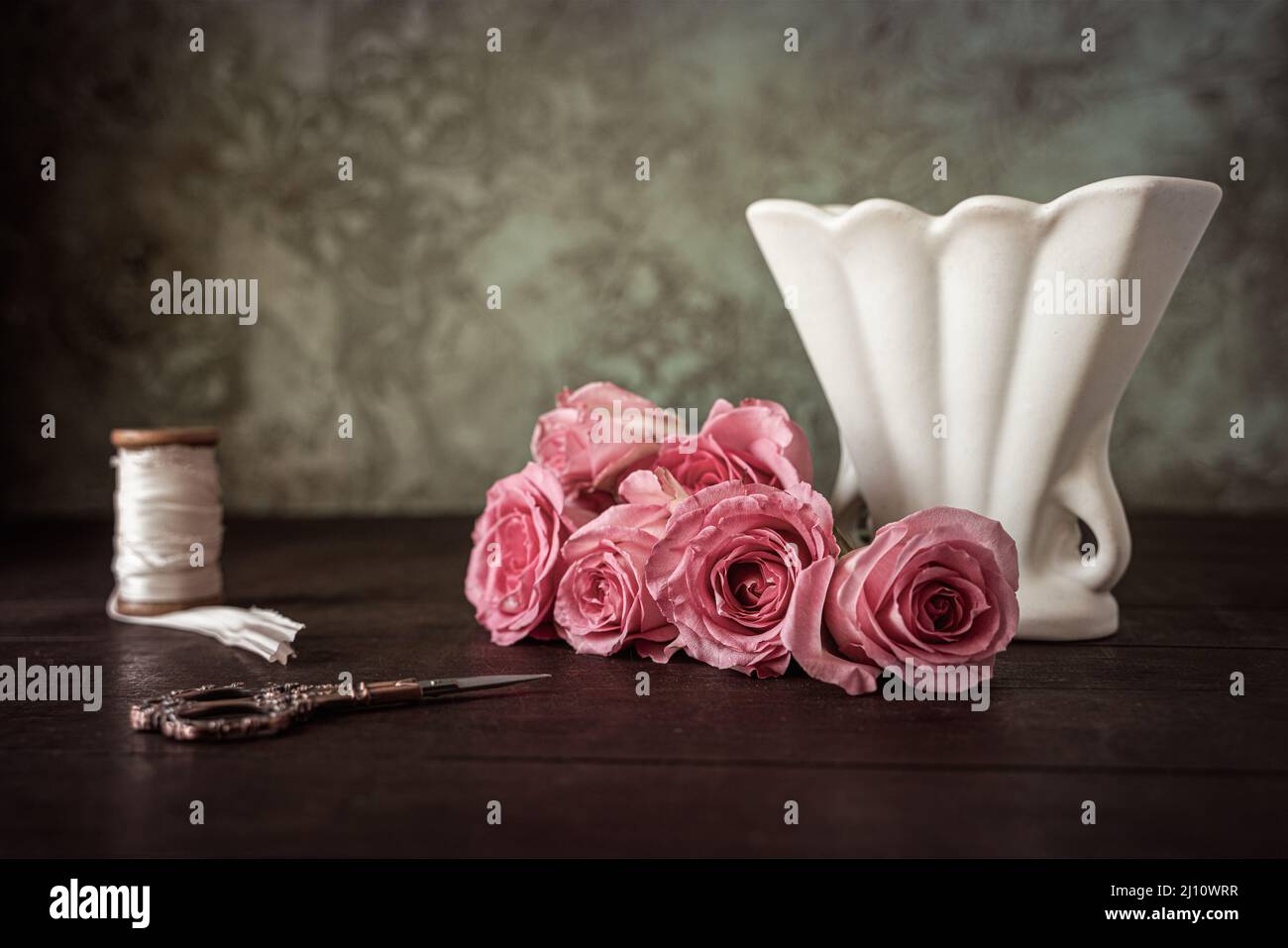 Still life of white roses hi-res stock photography and images - Alamy