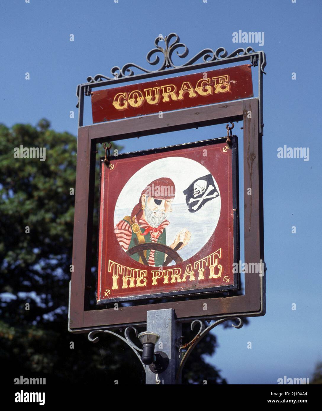Südengland, Pub-Schild: Courage, The Pirate Stock Photo - Alamy