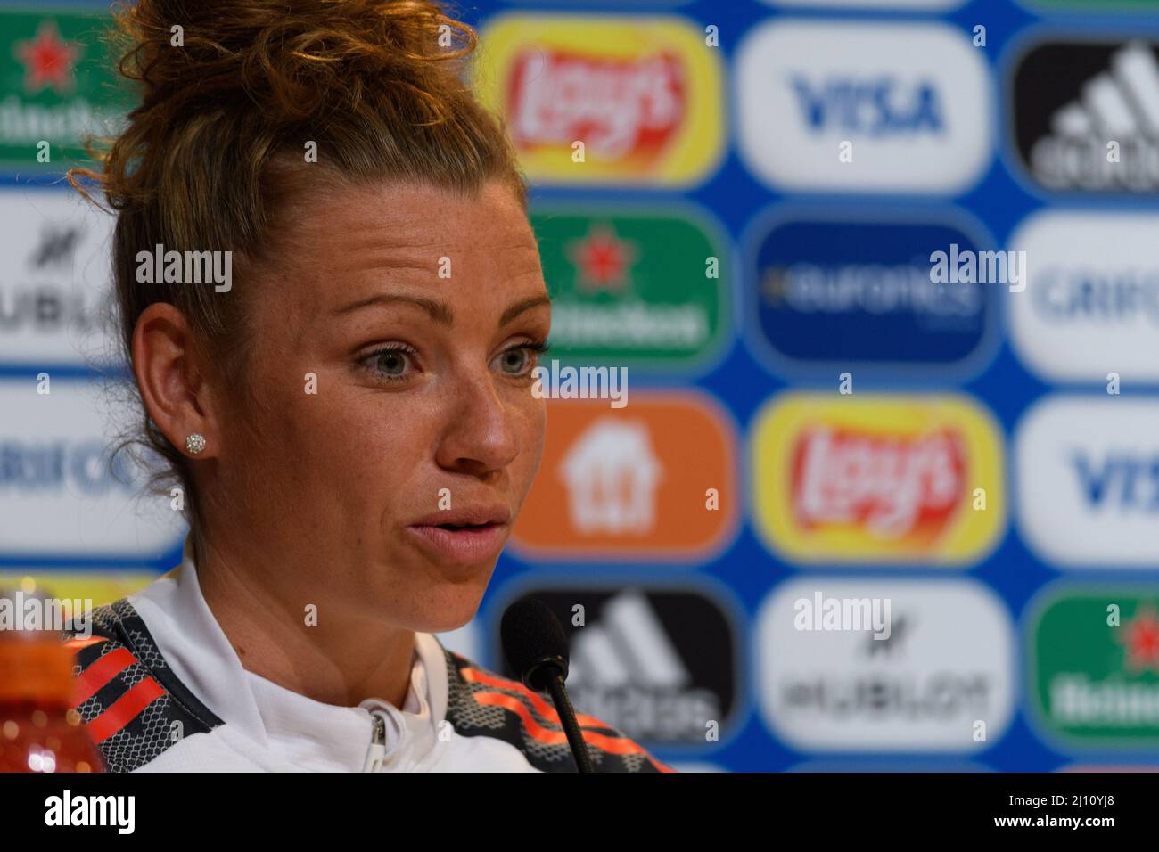 Linda dallmann fc bayern munchen hi-res stock photography and images ...