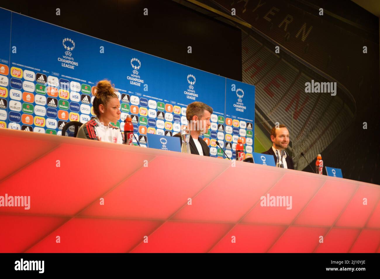 Linda dallmann fc bayern munchen hi-res stock photography and images ...