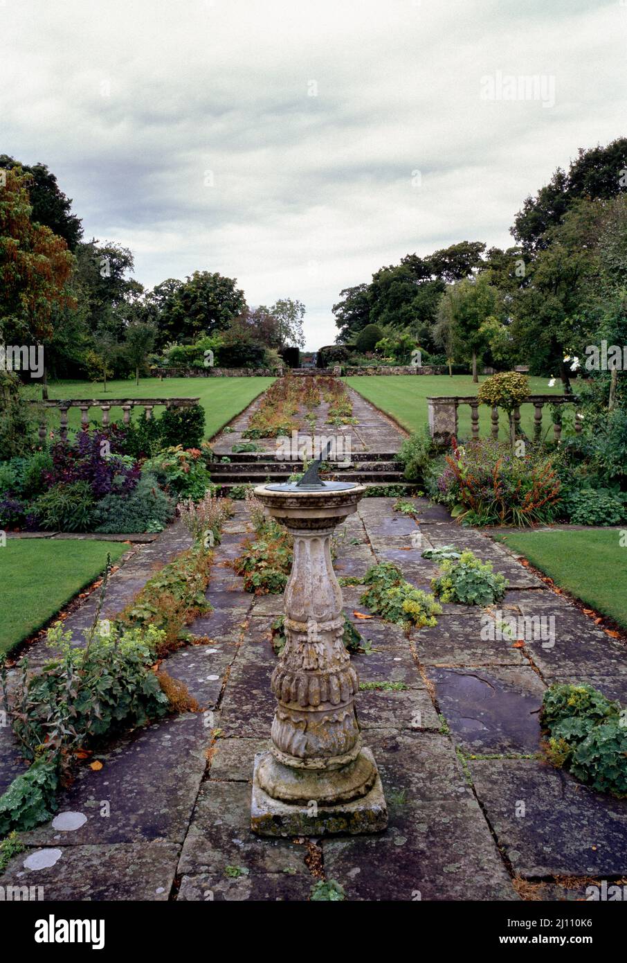 Heale house garden hi-res stock photography and images - Alamy