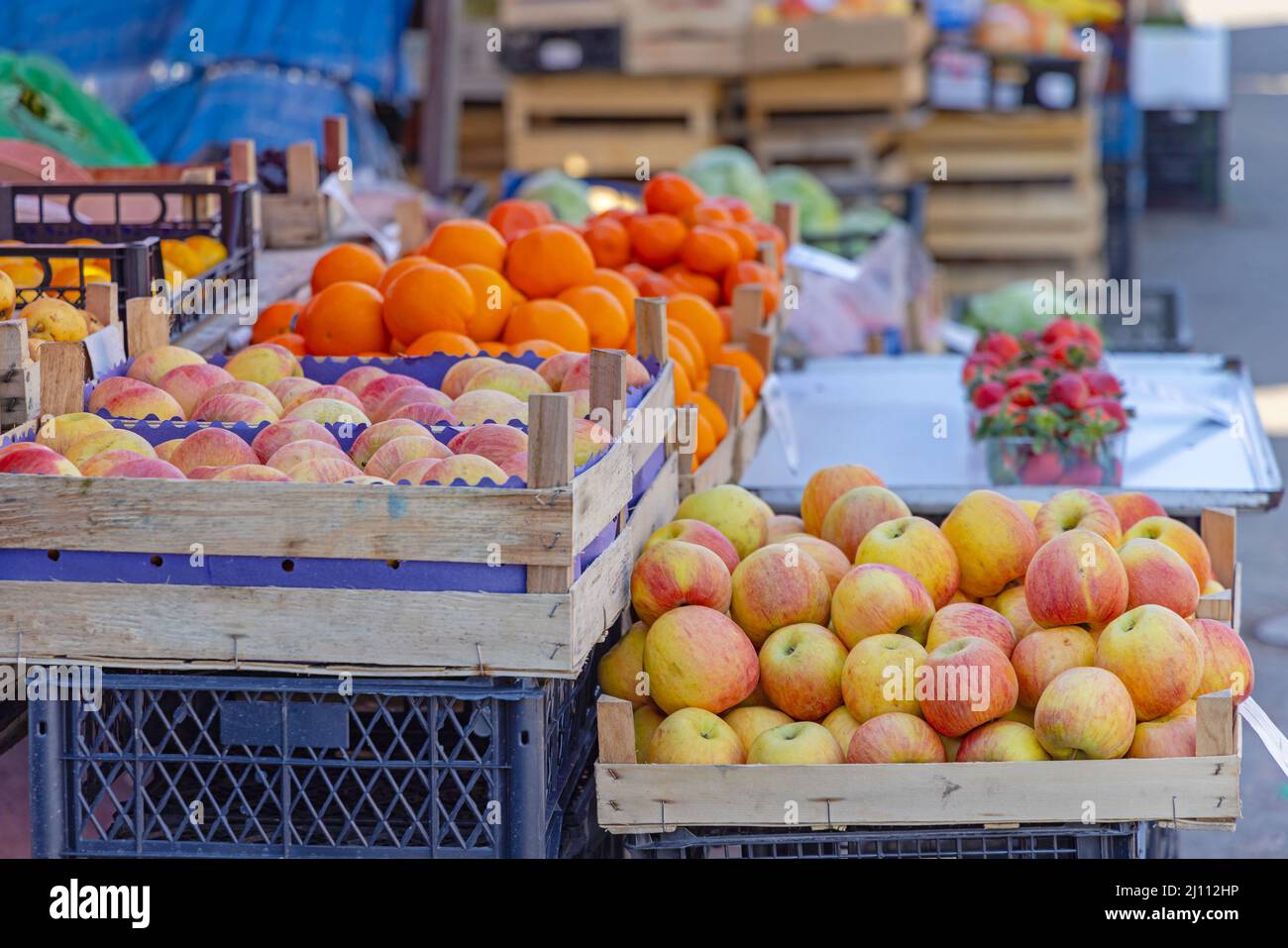 Apples and Oranges Fruits at Farmers Market Stall Stock Photo - Alamy
