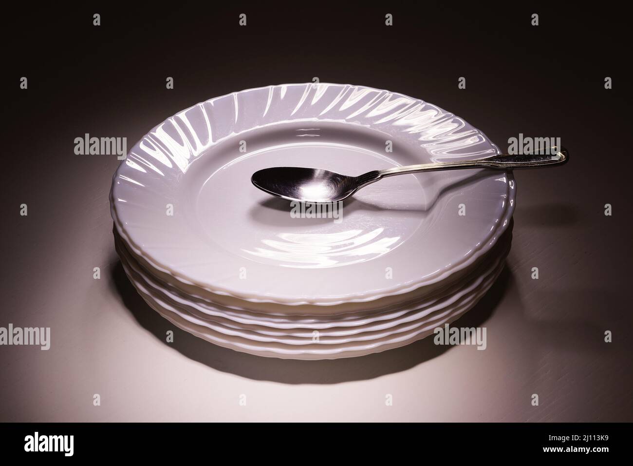 Empty ceramic plates hi-res stock photography and images - Alamy
