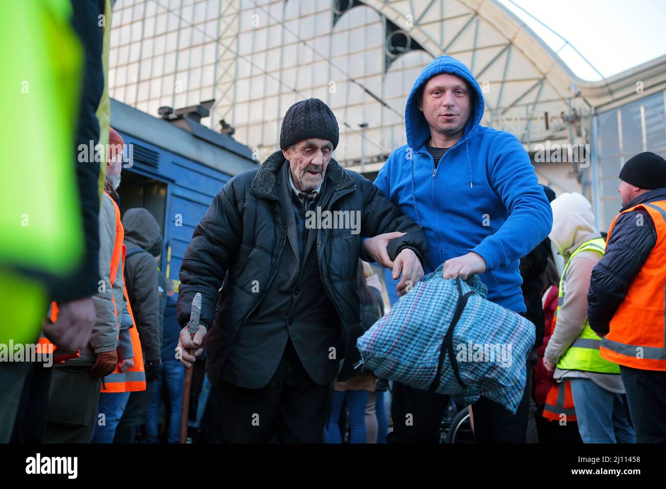 Non Exclusive: LVIV, UKRAINE - MARCH 20, 2022 - A volunteer supports an ...
