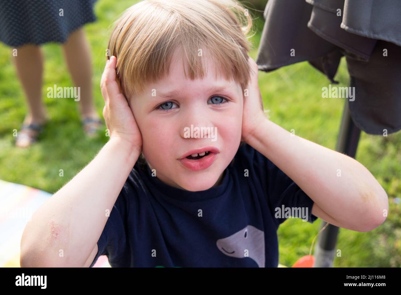 Loud noise ears child hi-res stock photography and images - Alamy