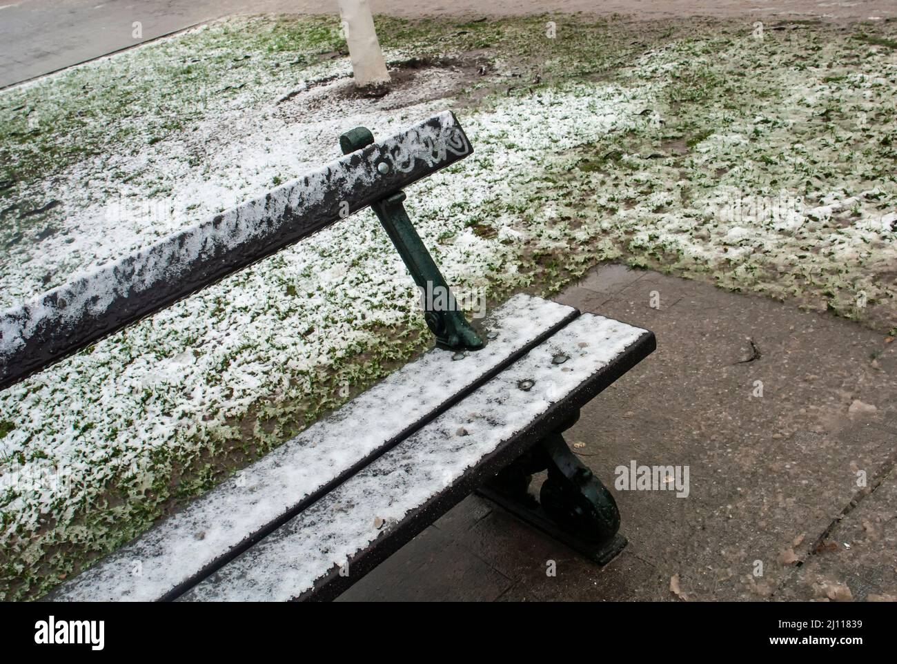 Snowy public bench in a park in Brussels Stock Photo - Alamy