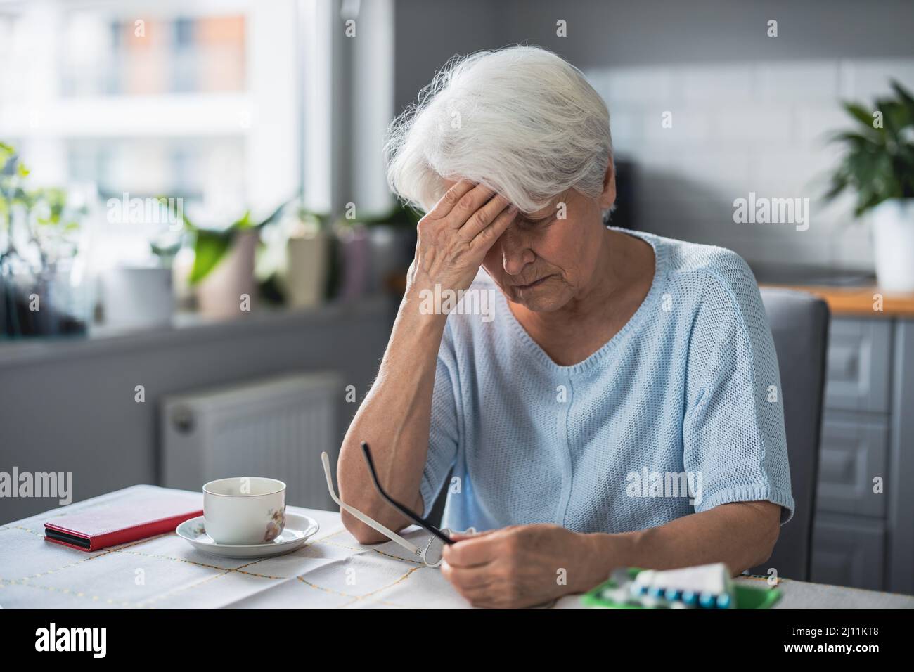 Elderly woman suffering from dementia hi-res stock photography and ...