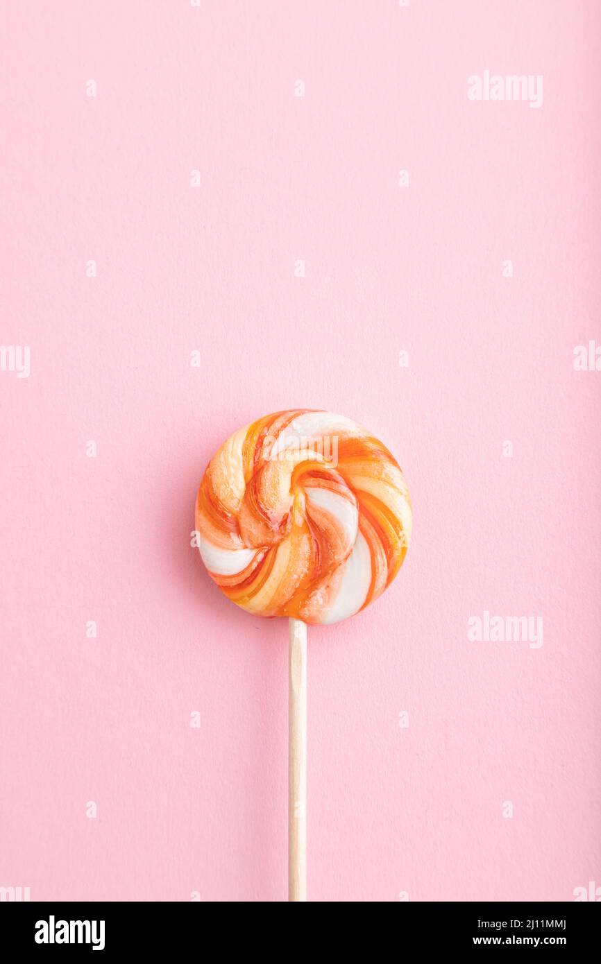 Single lollipop candy on pink pastel background. copy space, top view ...