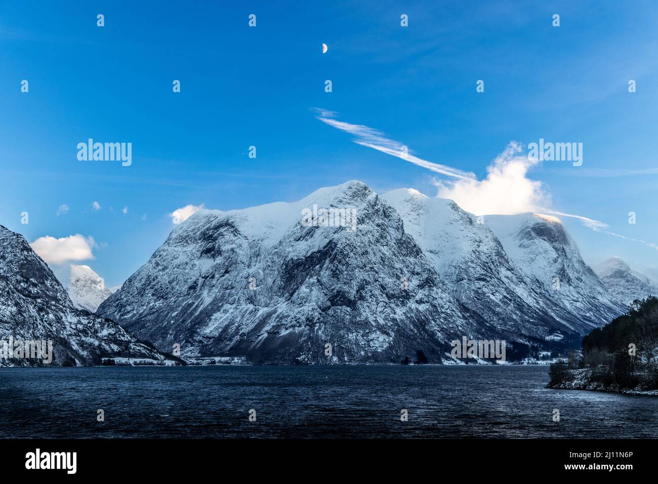 Beautiful shot of a winter mountain view with a lake in the center ...