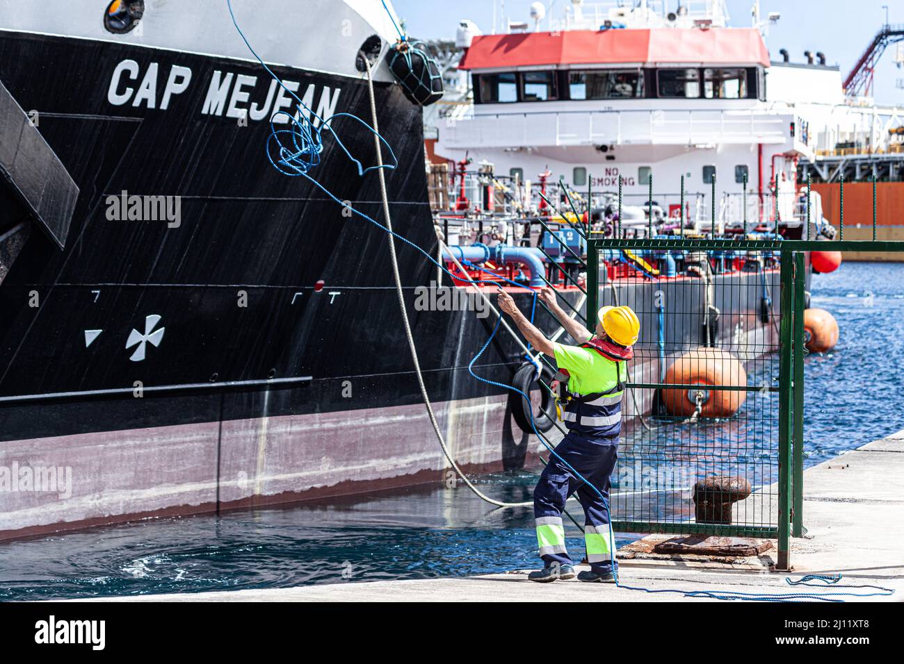 pilotage manoeuvre at the Mooring quay Stock Photo - Alamy