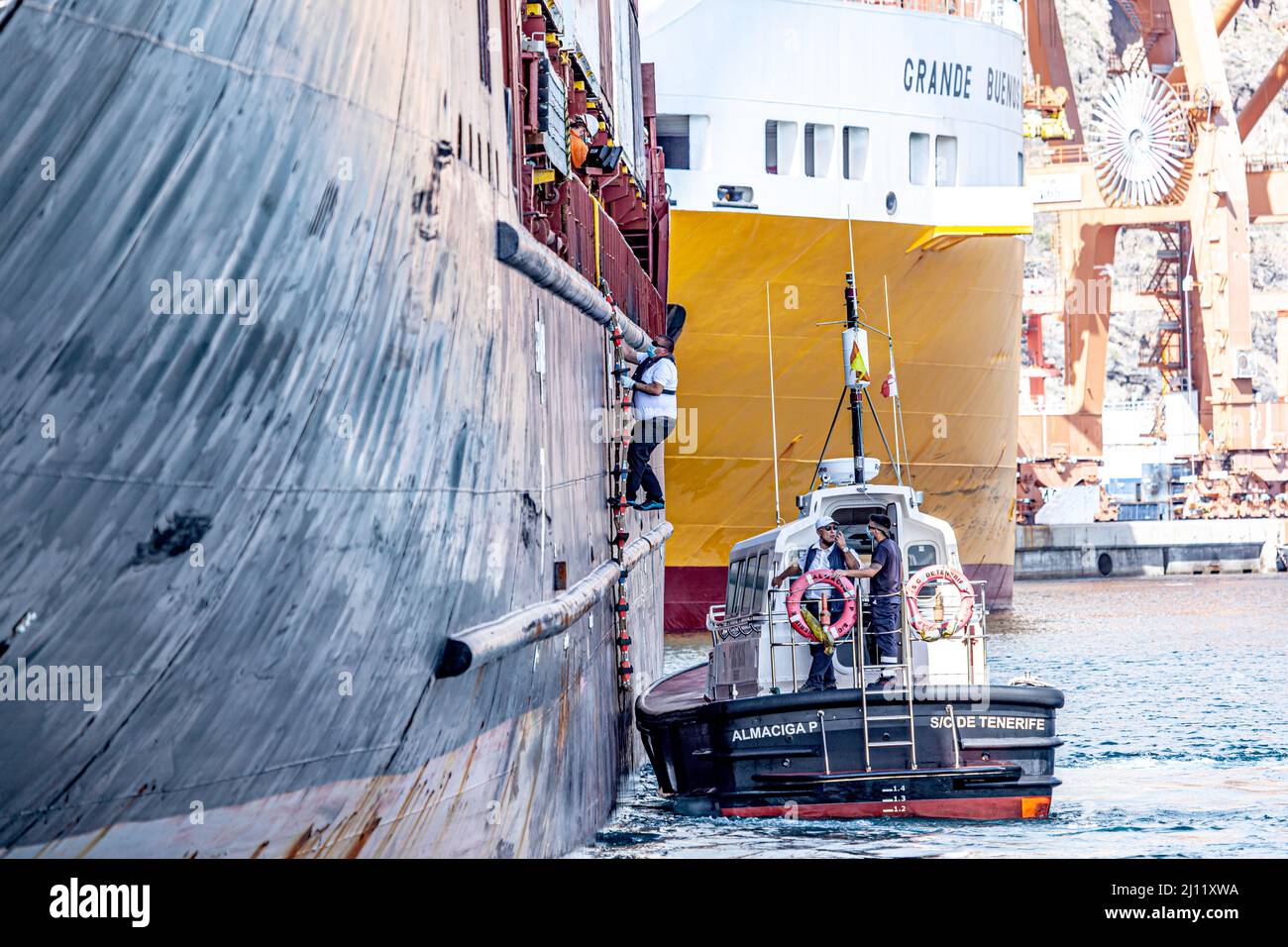 pilotage manoeuvre at the Mooring quay Stock Photo - Alamy