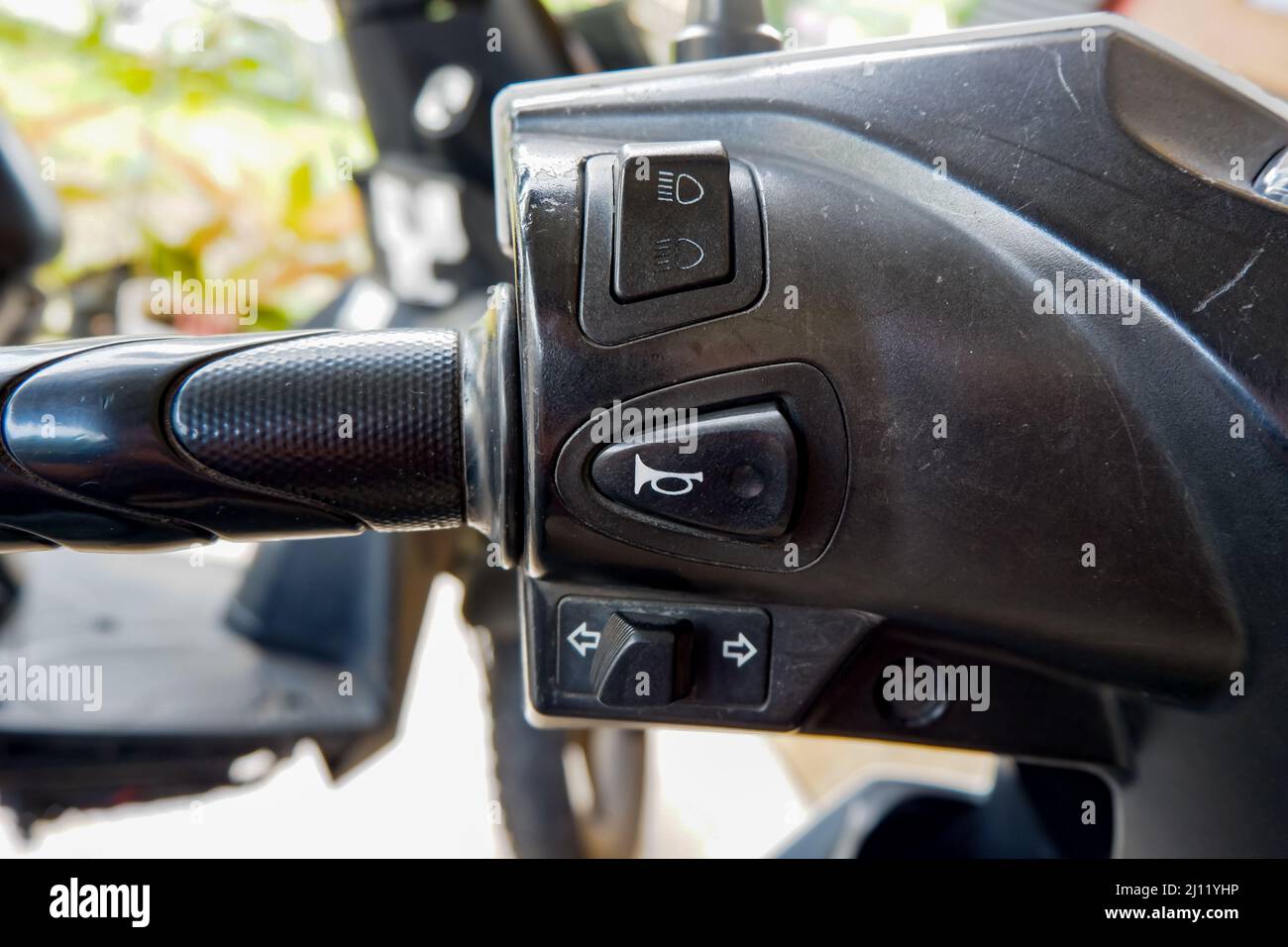 Horn button, high beam button, low turn signal button on left handle ...