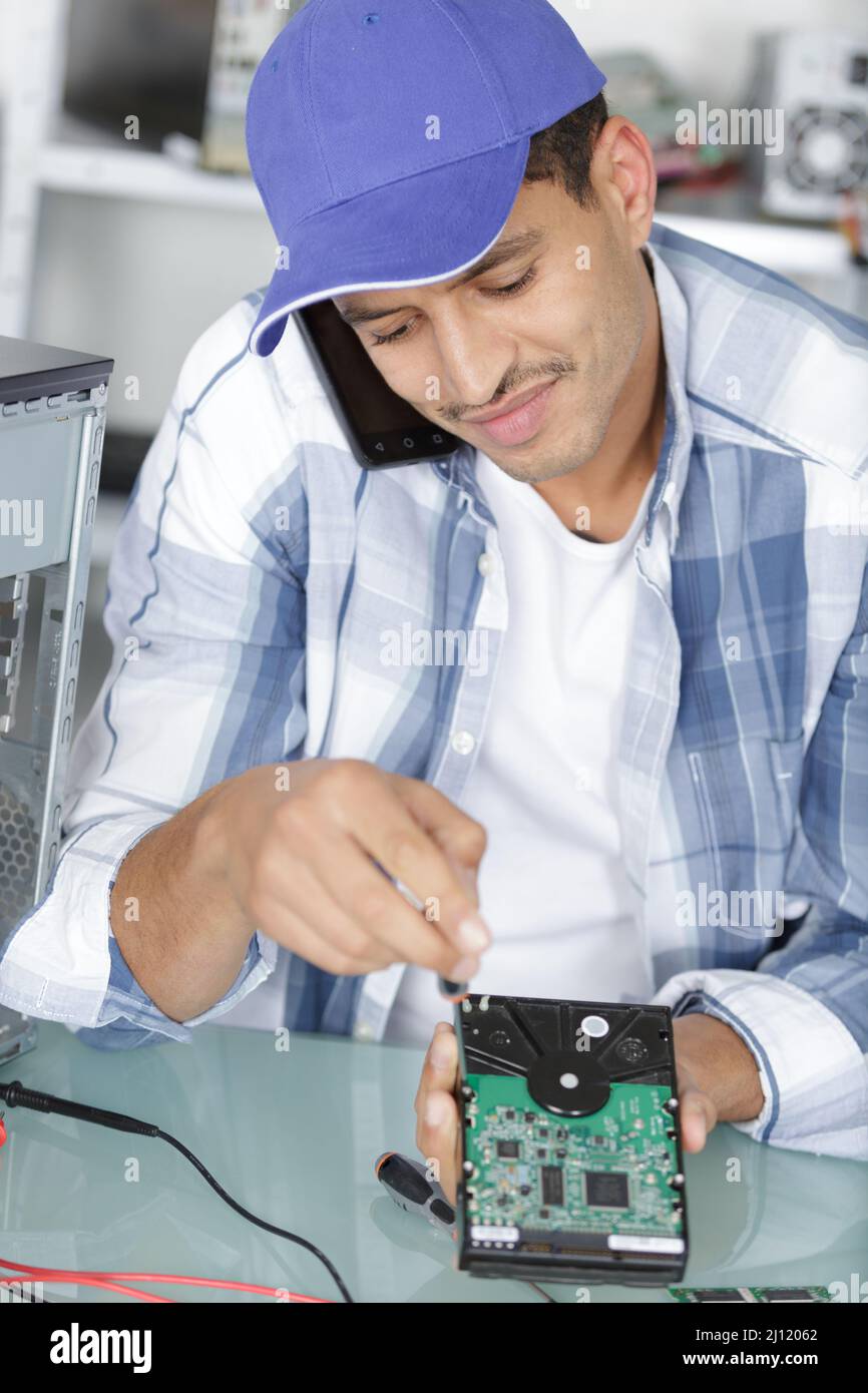 Technician computer helping hi-res stock photography and images - Alamy