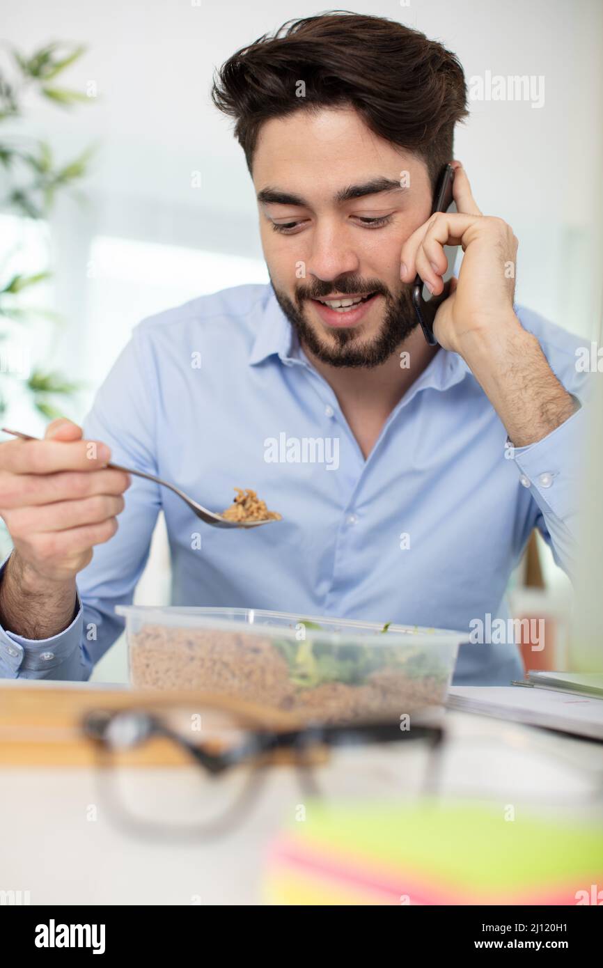 Unhealthy eating on phone hi-res stock photography and images - Alamy