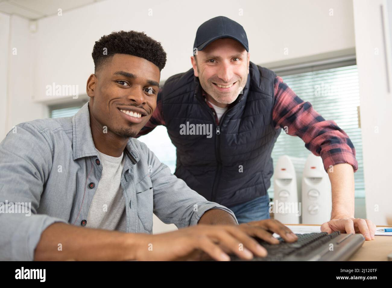 Man teaching computer skills hi-res stock photography and images - Alamy