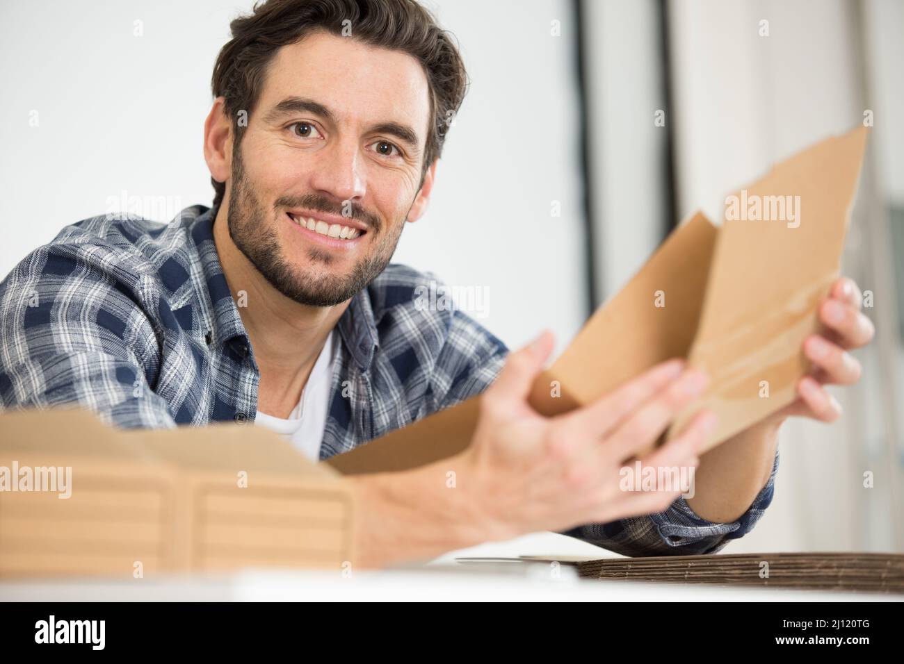 man making card board boxes Stock Photo - Alamy