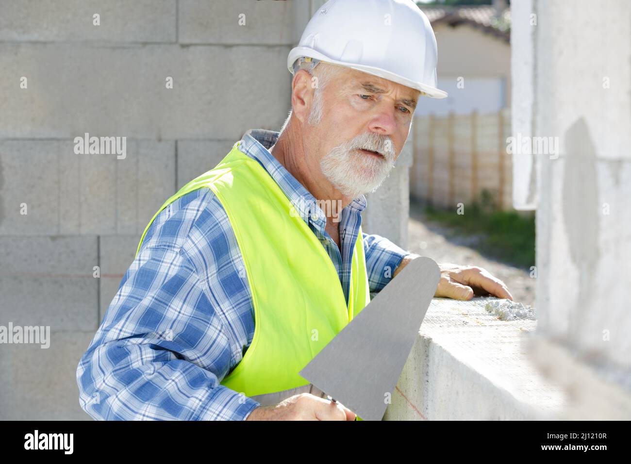 Male bricklayer hi-res stock photography and images - Alamy