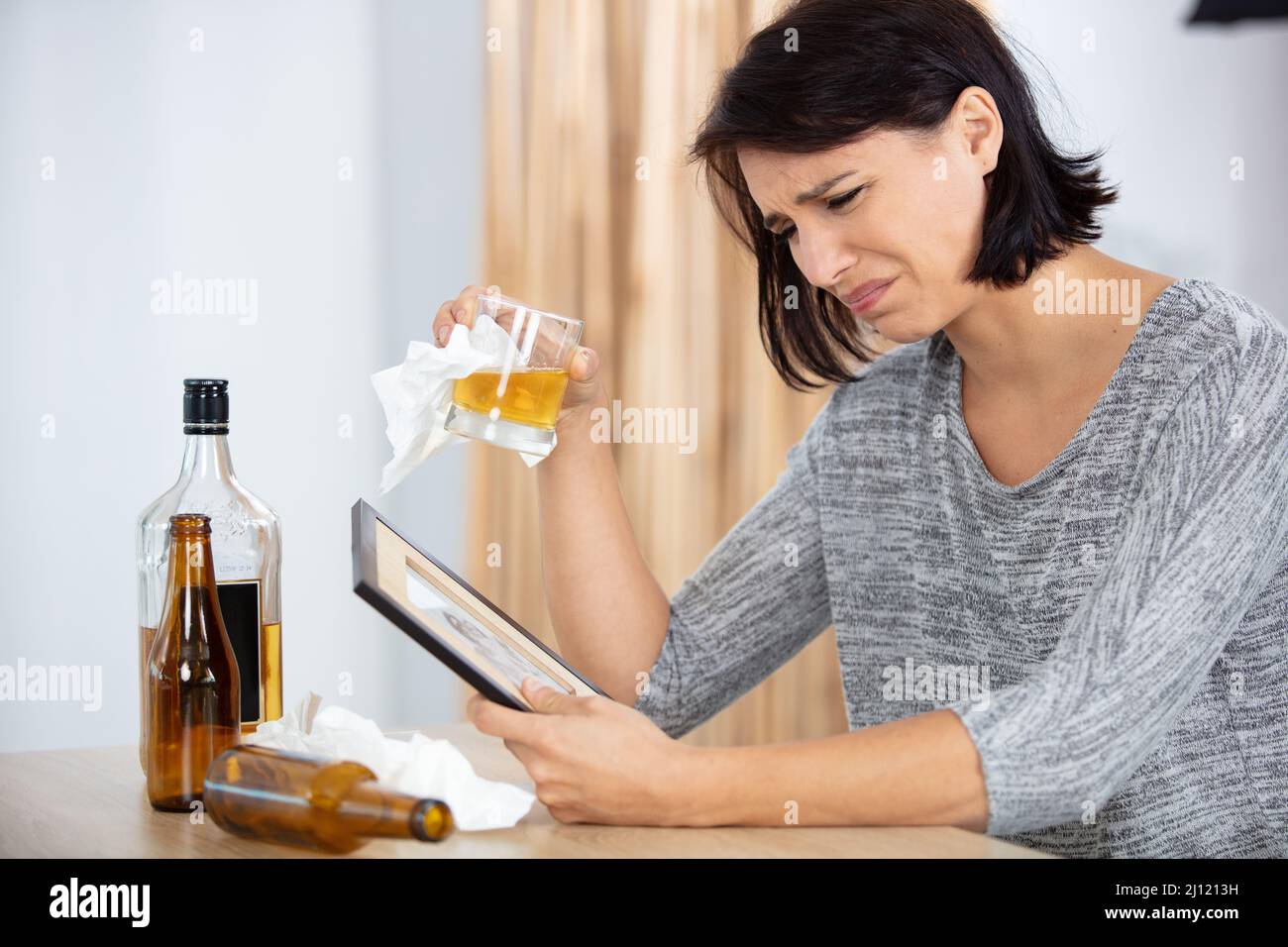 Woman picture sad looking frame hi-res stock photography and images - Alamy