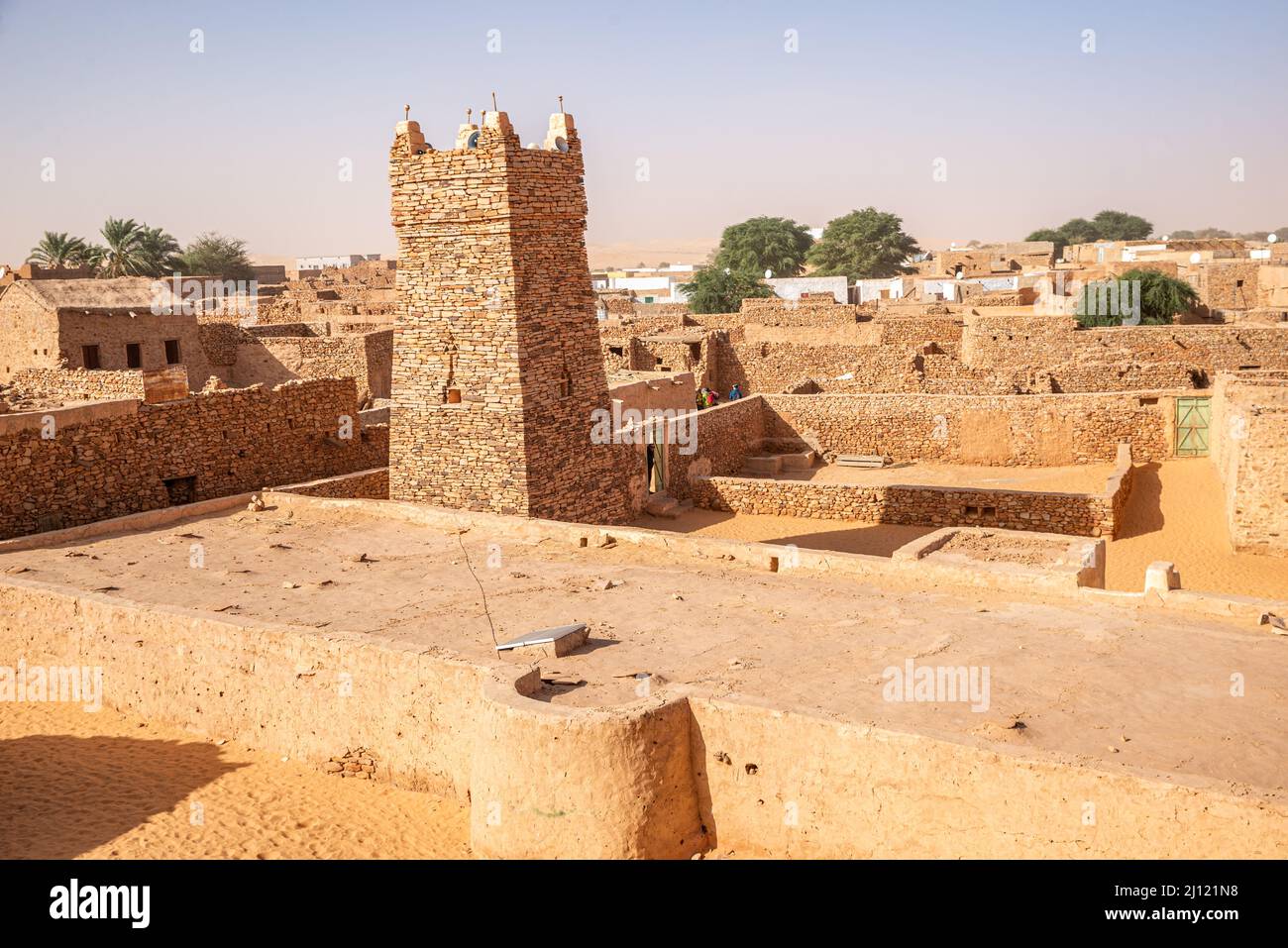 Towering minaret of the old Friday Mosque in Old Town, Chinguetti ...