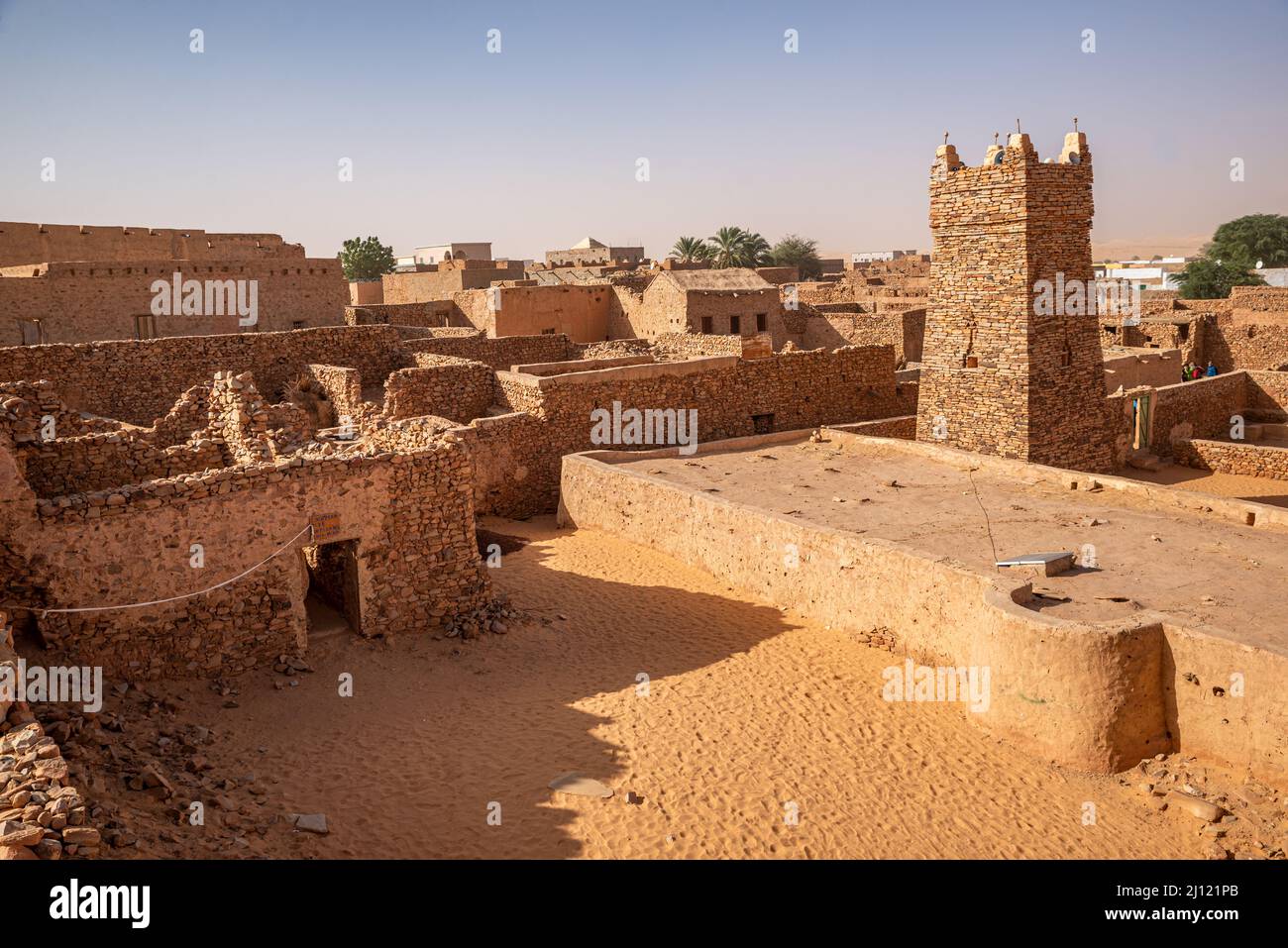 Towering minaret of the old Friday Mosque in Old Town, Chinguetti ...