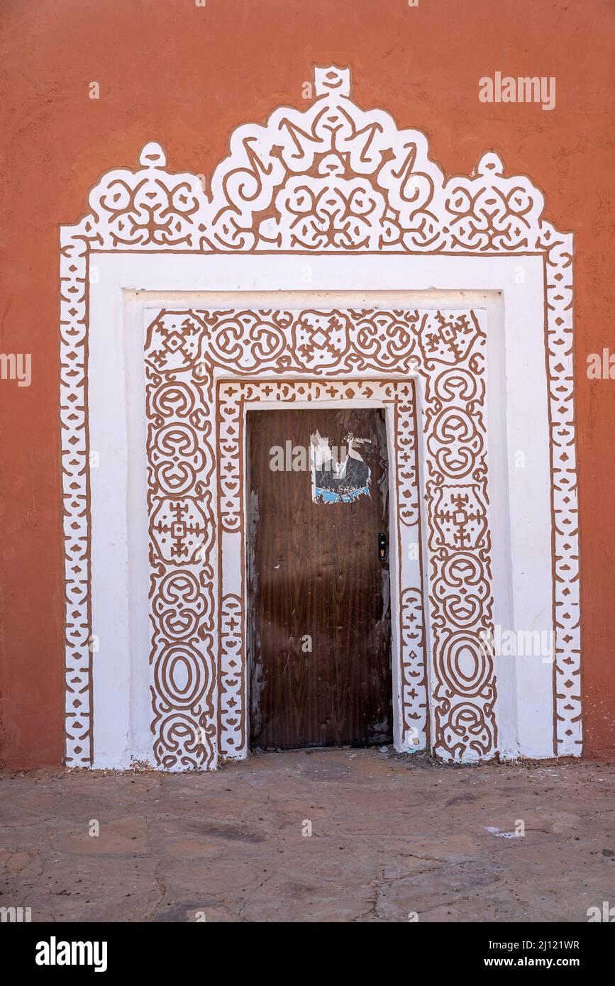 Door in the traditional architectural style of Oualata, Chinguetti ...