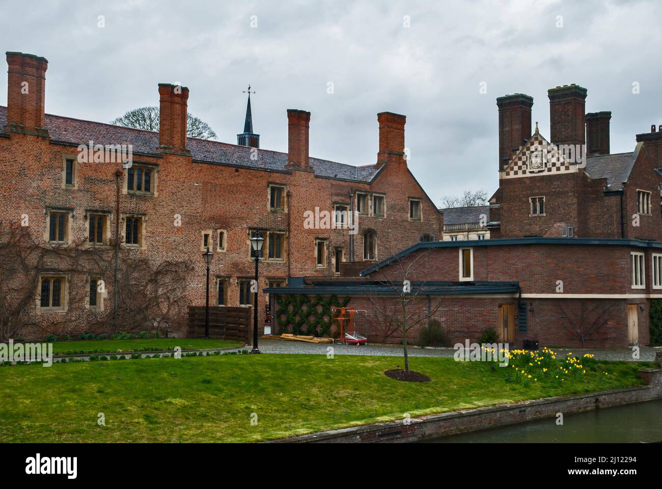 View of countryside town with traditional British houses by the river ...